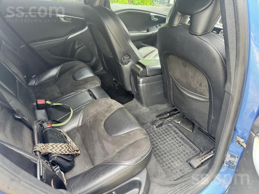 Zils Volvo V40 2015 Rēzekne, ar dzinēja tilpumu 2.00 L un nobraukumu 261 tūkst. km par 7100 €, foto 10 vietnē AUTOMOTO.COM.LV