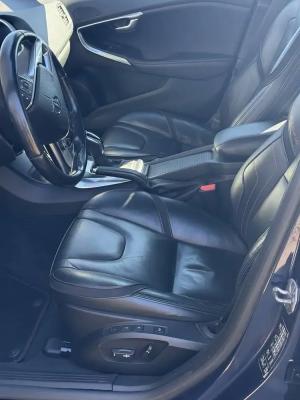 Blue Volvo V40 2015 in Riga, with an engine capacity of 2.00 L and mileage of 89 thousand km for 15500 €, photo 6 on AUTOMOTO.COM.LV