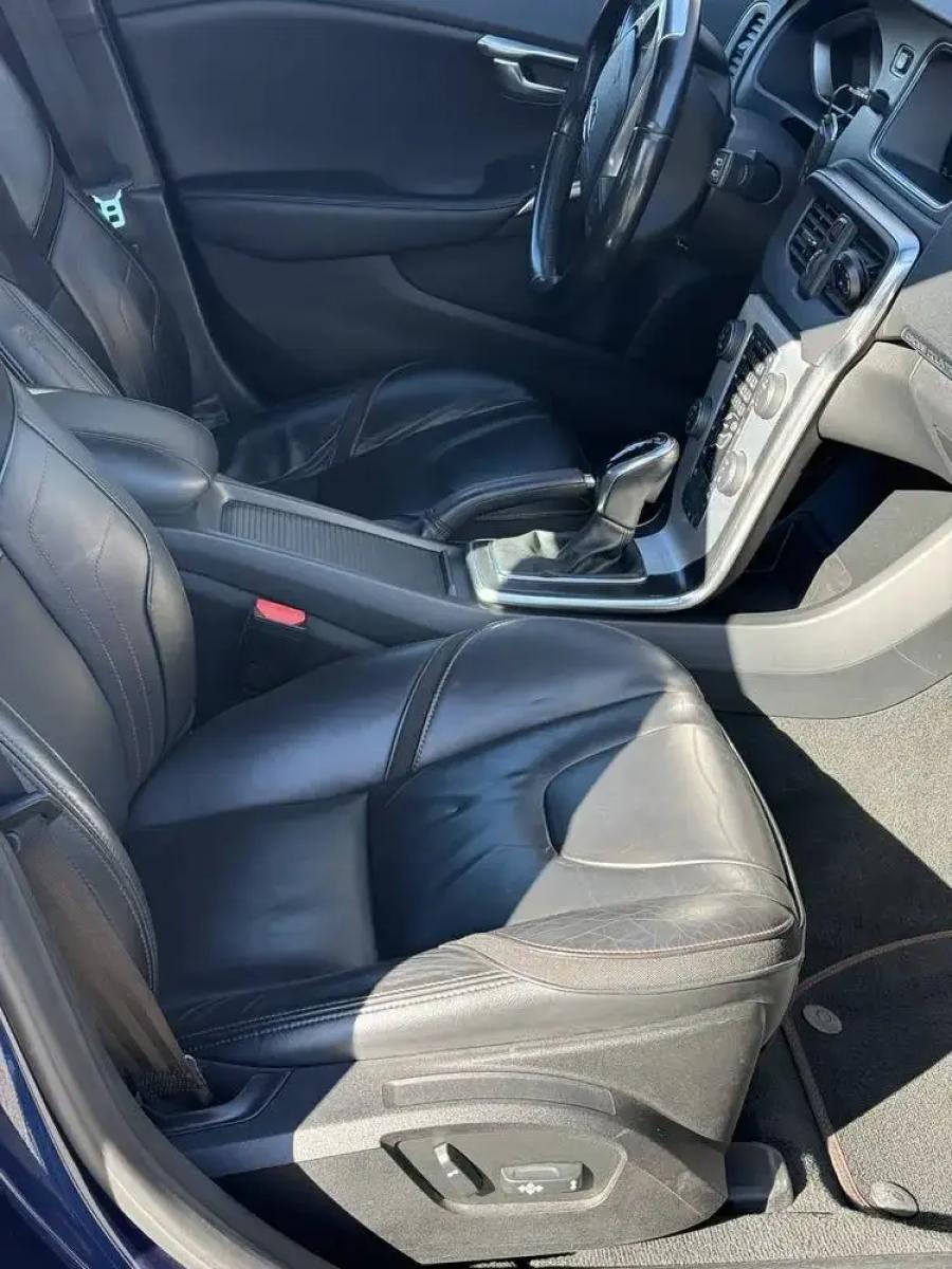 Blue Volvo V40 2015 in Riga, with an engine capacity of 2.00 L and mileage of 89 thousand km for 15500 €, photo 7 on AUTOMOTO.COM.LV