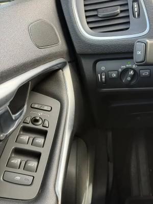 Blue Volvo V40 2015 in Riga, with an engine capacity of 2.00 L and mileage of 89 thousand km for 15500 €, photo 12 on AUTOMOTO.COM.LV