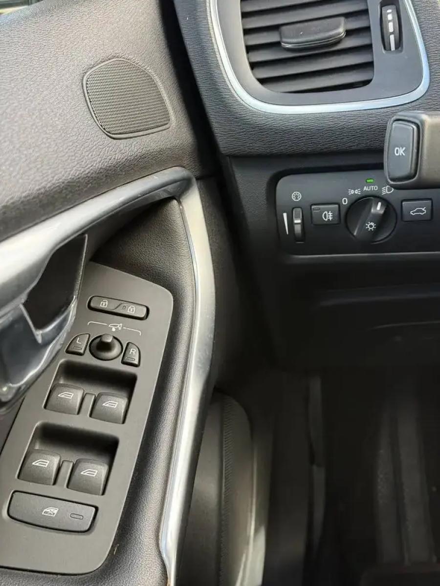 Blue Volvo V40 2015 in Riga, with an engine capacity of 2.00 L and mileage of 89 thousand km for 15500 €, photo 12 on AUTOMOTO.COM.LV