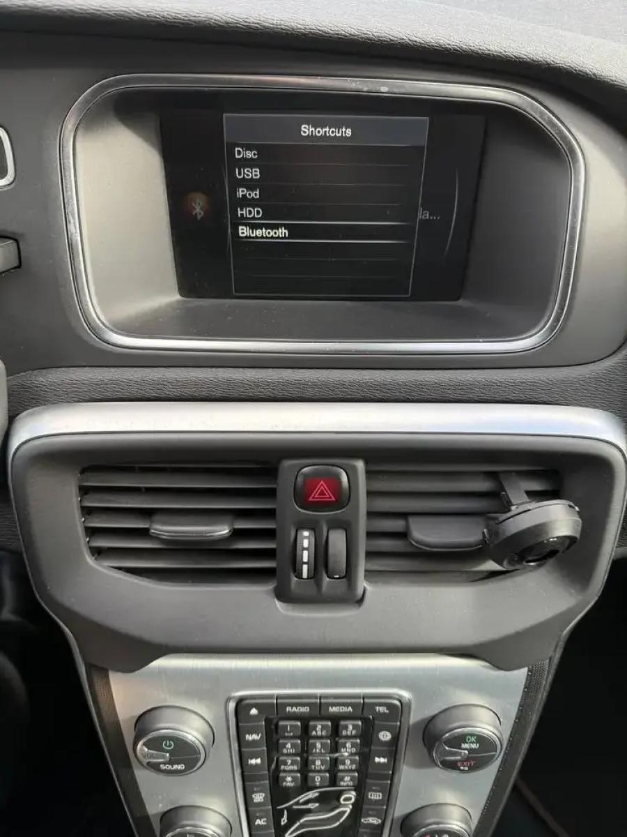 Blue Volvo V40 2015 in Riga, with an engine capacity of 2.00 L and mileage of 89 thousand km for 15500 €, photo 16 on AUTOMOTO.COM.LV