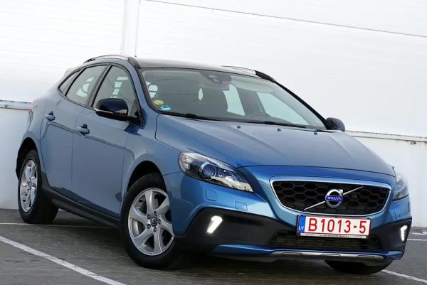 Blue Volvo V40 2015 in Riga, with an engine capacity of 2.00 L and mileage of 246 thousand km for 7900 €, photo 1 on AUTOMOTO.COM.LV