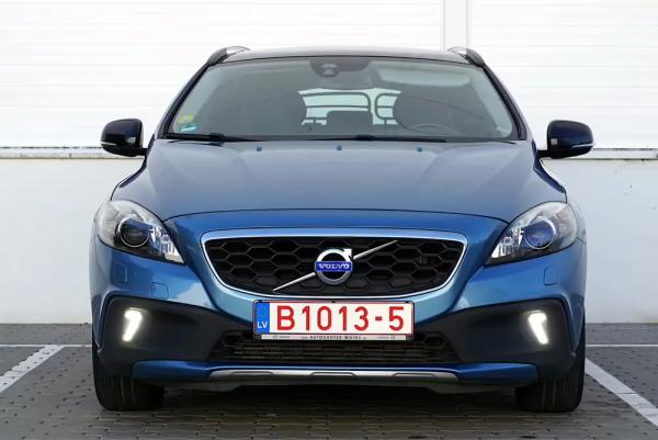 Blue Volvo V40 2015 in Riga, with an engine capacity of 2.00 L and mileage of 246 thousand km for 7900 €, photo 2 on AUTOMOTO.COM.LV