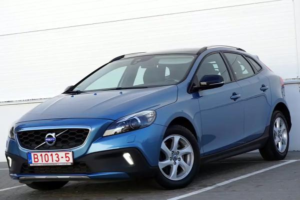 Blue Volvo V40 2015 in Riga, with an engine capacity of 2.00 L and mileage of 246 thousand km for 7900 €, photo 3 on AUTOMOTO.COM.LV