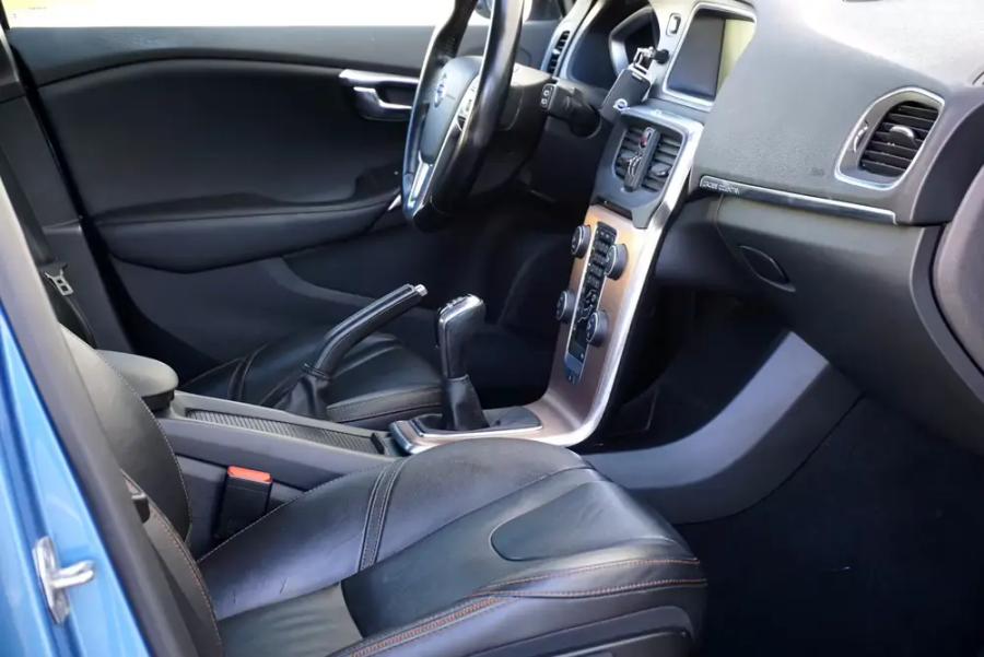 Zils Volvo V40 2015 Rīga, ar dzinēja tilpumu 2.00 L un nobraukumu 246 tūkst. km par 7900 €, foto 14 vietnē AUTOMOTO.COM.LV