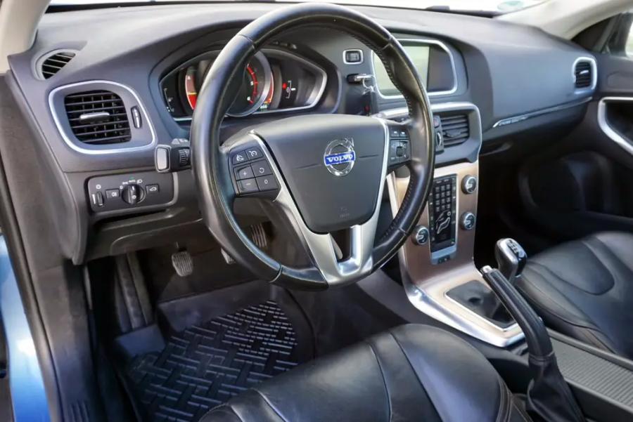 Zils Volvo V40 2015 Rīga, ar dzinēja tilpumu 2.00 L un nobraukumu 246 tūkst. km par 7900 €, foto 18 vietnē AUTOMOTO.COM.LV