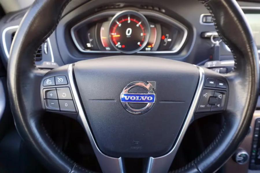 Zils Volvo V40 2015 Rīga, ar dzinēja tilpumu 2.00 L un nobraukumu 246 tūkst. km par 7900 €, foto 19 vietnē AUTOMOTO.COM.LV