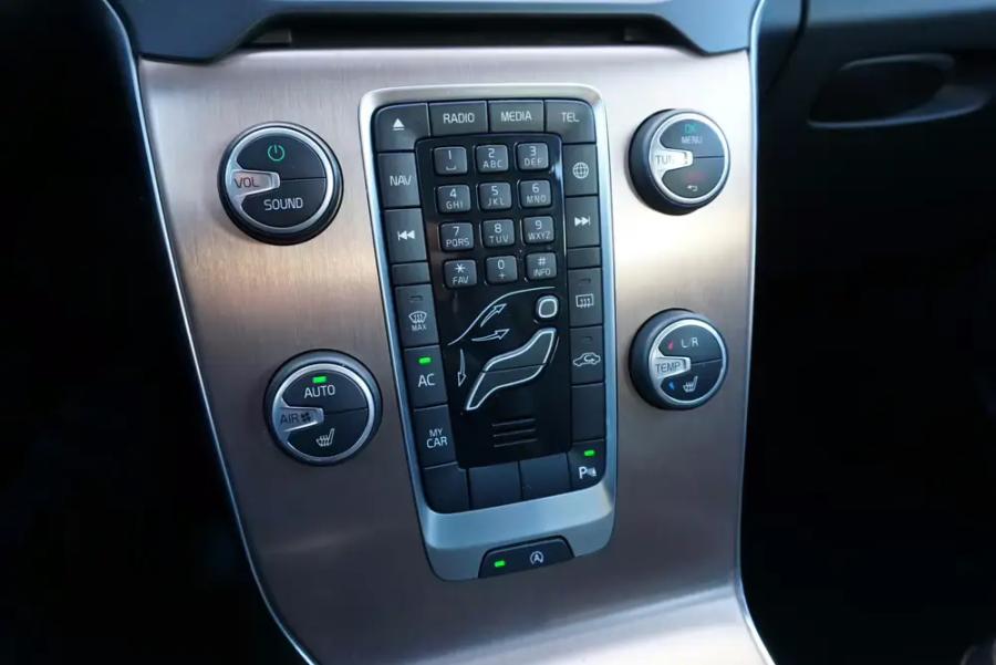Zils Volvo V40 2015 Rīga, ar dzinēja tilpumu 2.00 L un nobraukumu 246 tūkst. km par 7900 €, foto 25 vietnē AUTOMOTO.COM.LV