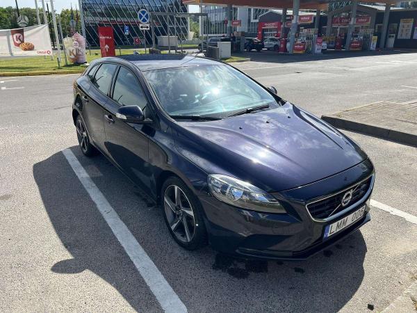 Blue Volvo V40 2015 in Vilnius, with an engine capacity of 1.97 L and mileage of 300 thousand km for 6900 €, photo 1 on AUTOMOTO.COM.LV
