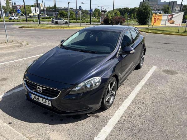 Blue Volvo V40 2015 in Vilnius, with an engine capacity of 1.97 L and mileage of 300 thousand km for 6900 €, photo 3 on AUTOMOTO.COM.LV