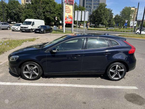 Blue Volvo V40 2015 in Vilnius, with an engine capacity of 1.97 L and mileage of 300 thousand km for 6900 €, photo 4 on AUTOMOTO.COM.LV