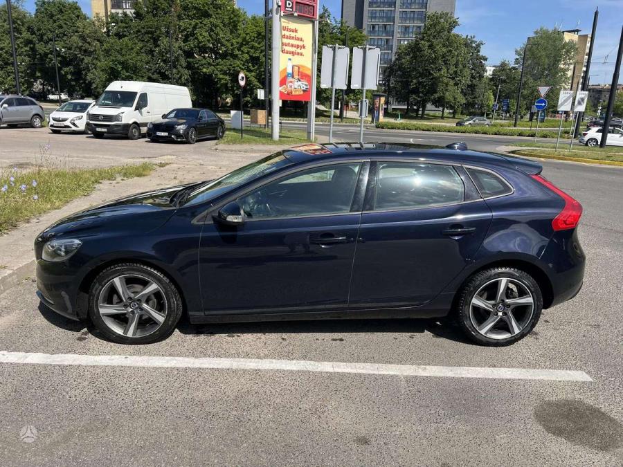 Синий Вольво В40 2015 в Вильнюс, объемом двигателя 1.97 л и пробегом 300 тыс. км за 6900 €, фото 5 на AUTOMOTO.COM.LV