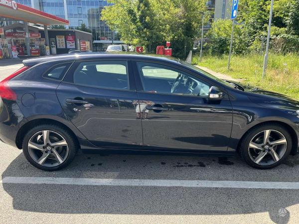 Blue Volvo V40 2015 in Vilnius, with an engine capacity of 1.97 L and mileage of 300 thousand km for 6900 €, photo 8 on AUTOMOTO.COM.LV