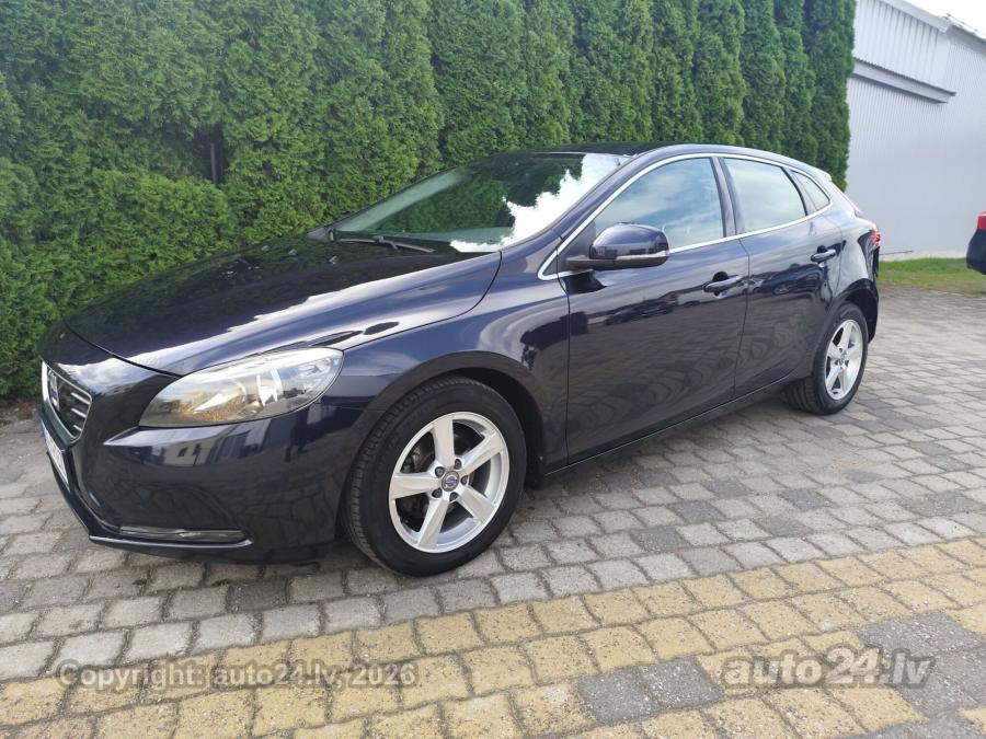 Blue Volvo V40 2015 in Paide, with an engine capacity of 2.00 L and mileage of 220 thousand km for 6990 €, photo 1 on AUTOMOTO.COM.LV