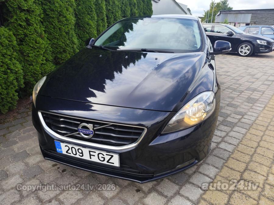 Blue Volvo V40 2015 in Paide, with an engine capacity of 2.00 L and mileage of 220 thousand km for 6990 €, photo 3 on AUTOMOTO.COM.LV