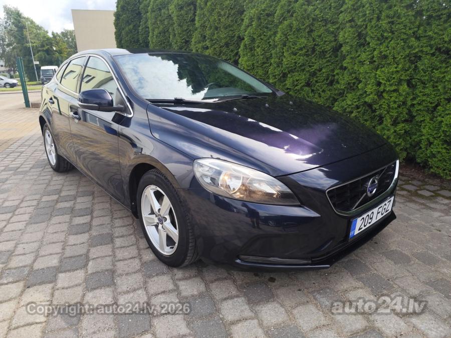 Blue Volvo V40 2015 in Paide, with an engine capacity of 2.00 L and mileage of 220 thousand km for 6990 €, photo 9 on AUTOMOTO.COM.LV