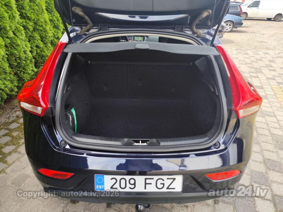 Blue Volvo V40 2015 in Paide, with an engine capacity of 2.00 L and mileage of 220 thousand km for 6990 €, photo 11 on AUTOMOTO.COM.LV
