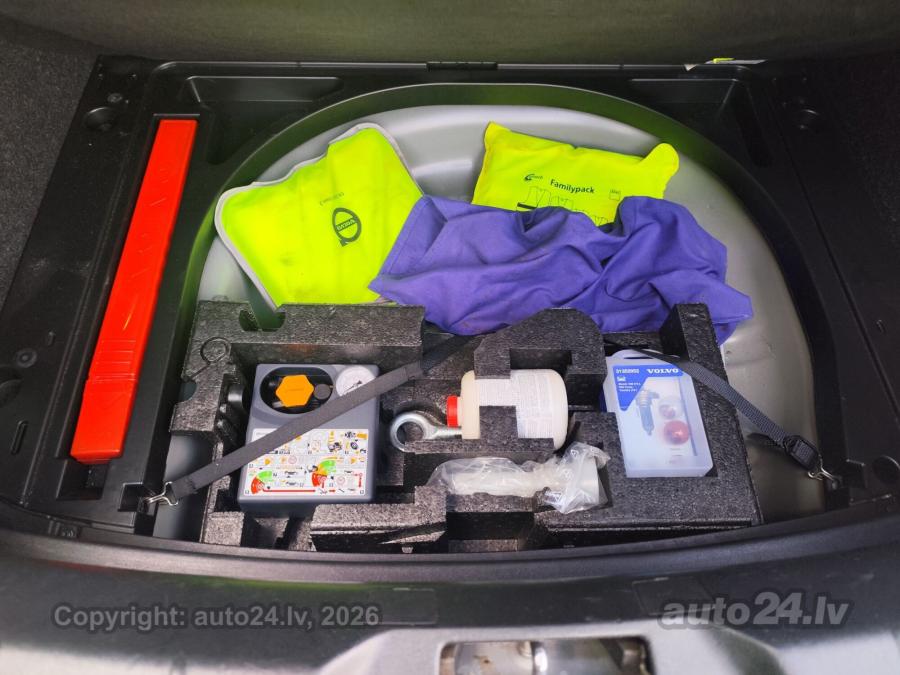 Blue Volvo V40 2015 in Paide, with an engine capacity of 2.00 L and mileage of 220 thousand km for 6990 €, photo 12 on AUTOMOTO.COM.LV