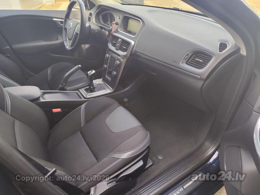 Blue Volvo V40 2015 in Paide, with an engine capacity of 2.00 L and mileage of 220 thousand km for 6990 €, photo 14 on AUTOMOTO.COM.LV