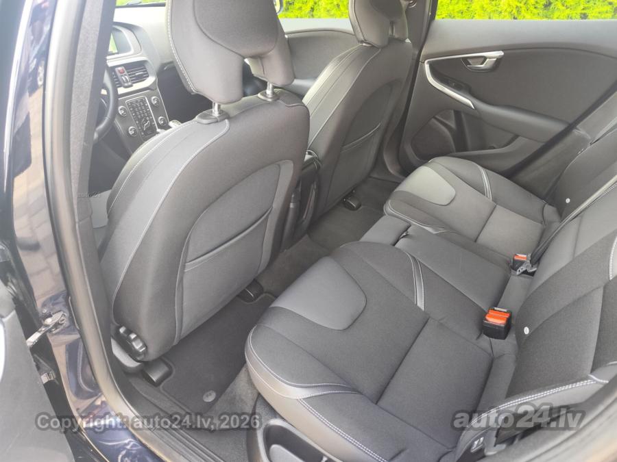 Blue Volvo V40 2015 in Paide, with an engine capacity of 2.00 L and mileage of 220 thousand km for 6990 €, photo 17 on AUTOMOTO.COM.LV