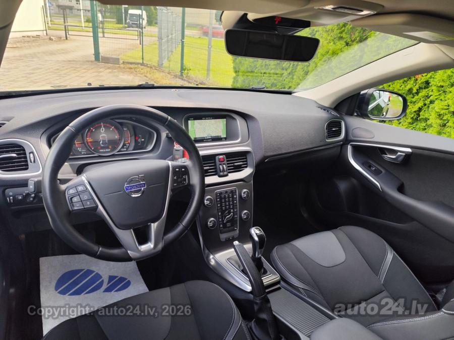 Blue Volvo V40 2015 in Paide, with an engine capacity of 2.00 L and mileage of 220 thousand km for 6990 €, photo 18 on AUTOMOTO.COM.LV