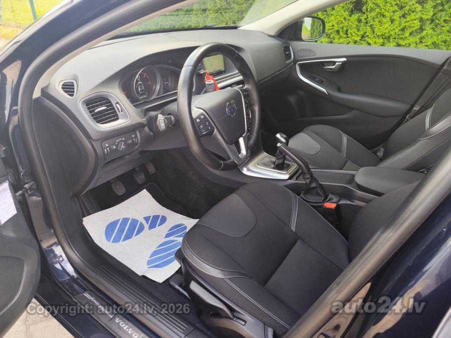 Blue Volvo V40 2015 in Paide, with an engine capacity of 2.00 L and mileage of 220 thousand km for 6990 €, photo 19 on AUTOMOTO.COM.LV