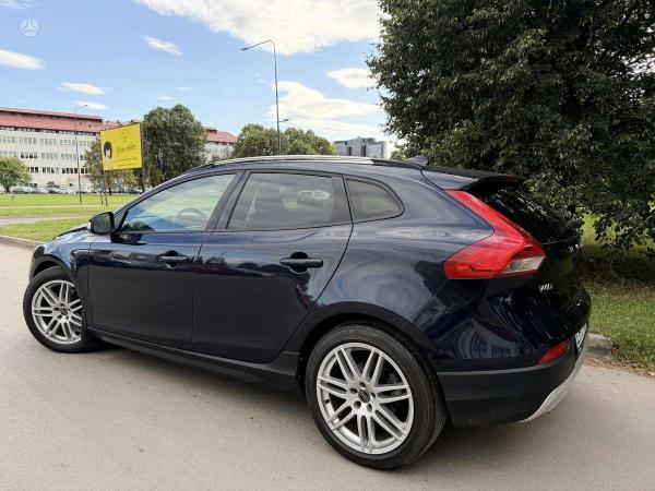 Blue Volvo V40 2015 in Kaunas, with an engine capacity of 2.00 L and mileage of 317 thousand km for 5750 €, photo 3 on AUTOMOTO.COM.LV