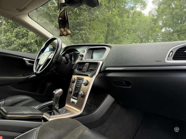 Blue Volvo V40 2015 in Kaunas, with an engine capacity of 2.00 L and mileage of 317 thousand km for 5750 €, photo 8 on AUTOMOTO.COM.LV