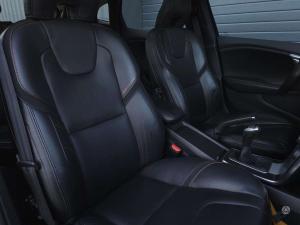 Blue Volvo V40 2015 in Kaunas, with an engine capacity of 2.00 L and mileage of 244 thousand km for 7750 €, photo 16 on AUTOMOTO.COM.LV