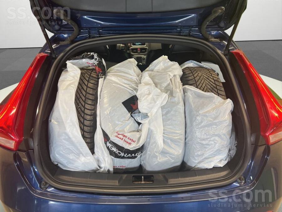 Zils Volvo V40 2015 Rīga, ar dzinēja tilpumu 2.00 L un nobraukumu 174 tūkst. km par 6490 €, foto 18 vietnē AUTOMOTO.COM.LV