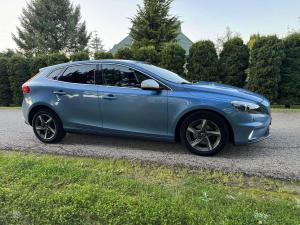 Zils Volvo V40 2015 Alīta, ar dzinēja tilpumu 1.97 L un nobraukumu 235 tūkst. km par 6900 €, foto  vietnē AUTOMOTO.COM.LV