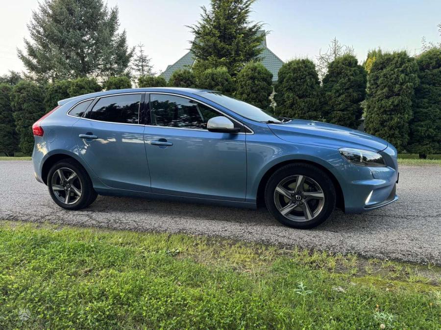 Zils Volvo V40 2015 Alīta, ar dzinēja tilpumu 1.97 L un nobraukumu 235 tūkst. km par 6900 €, foto 1 vietnē AUTOMOTO.COM.LV