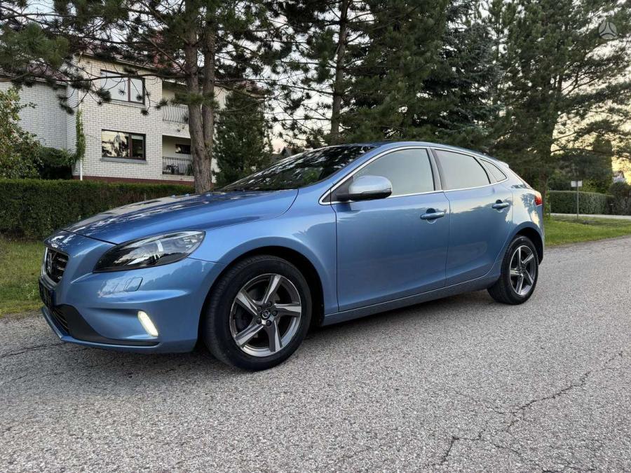 Zils Volvo V40 2015 Alīta, ar dzinēja tilpumu 1.97 L un nobraukumu 235 tūkst. km par 6900 €, foto 3 vietnē AUTOMOTO.COM.LV