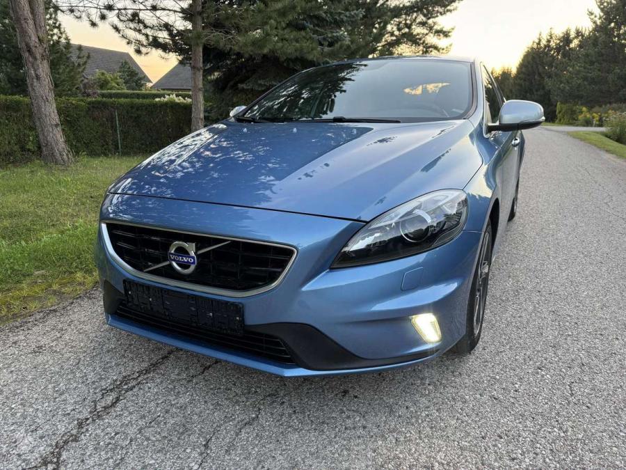 Zils Volvo V40 2015 Alīta, ar dzinēja tilpumu 1.97 L un nobraukumu 235 tūkst. km par 6900 €, foto 4 vietnē AUTOMOTO.COM.LV