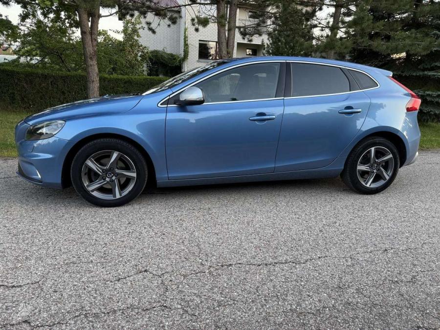 Zils Volvo V40 2015 Alīta, ar dzinēja tilpumu 1.97 L un nobraukumu 235 tūkst. km par 6900 €, foto 5 vietnē AUTOMOTO.COM.LV