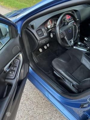 Zils Volvo V40 2015 Alīta, ar dzinēja tilpumu 1.97 L un nobraukumu 235 tūkst. km par 6900 €, foto 17 vietnē AUTOMOTO.COM.LV