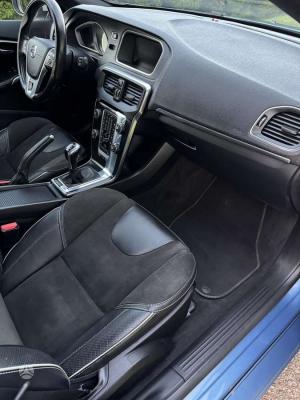 Zils Volvo V40 2015 Alīta, ar dzinēja tilpumu 1.97 L un nobraukumu 235 tūkst. km par 6900 €, foto 18 vietnē AUTOMOTO.COM.LV