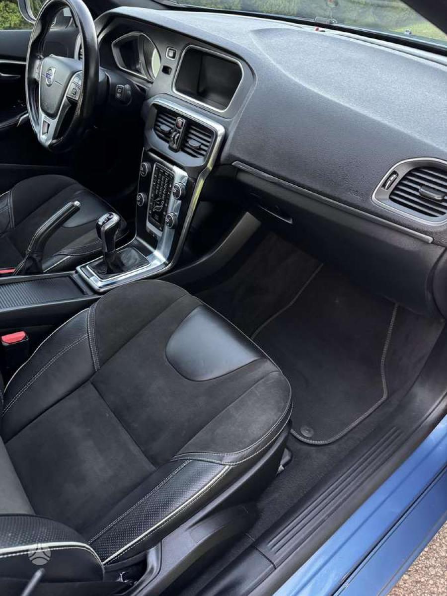 Zils Volvo V40 2015 Alīta, ar dzinēja tilpumu 1.97 L un nobraukumu 235 tūkst. km par 6900 €, foto 18 vietnē AUTOMOTO.COM.LV