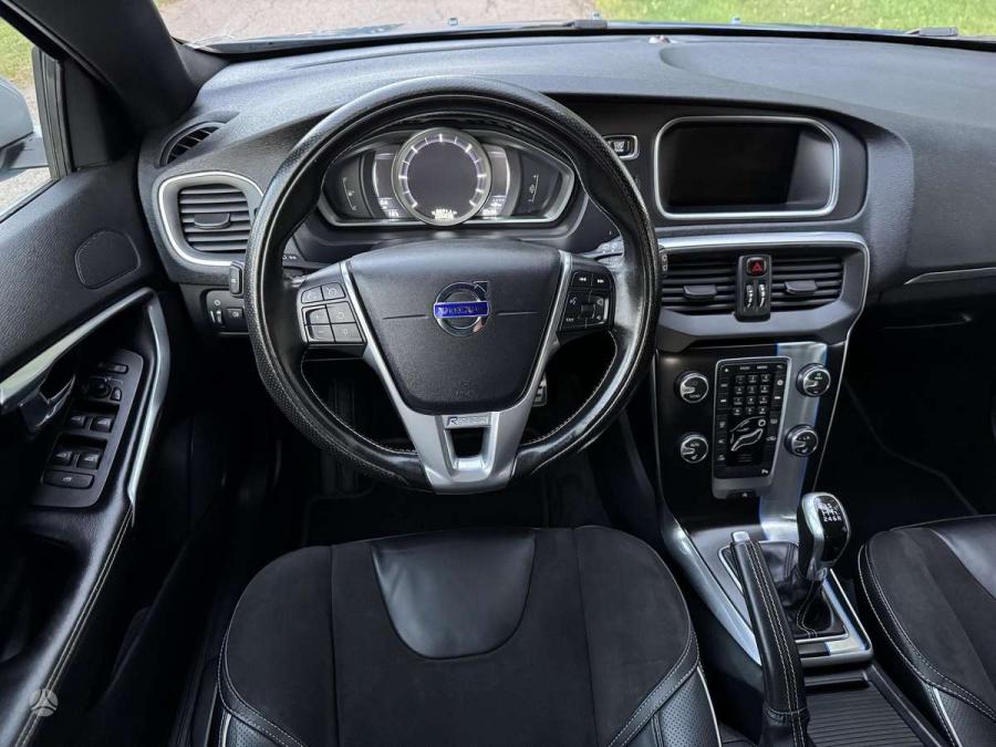 Zils Volvo V40 2015 Alīta, ar dzinēja tilpumu 1.97 L un nobraukumu 235 tūkst. km par 6900 €, foto 23 vietnē AUTOMOTO.COM.LV