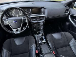 Zils Volvo V40 2015 Alīta, ar dzinēja tilpumu 1.97 L un nobraukumu 235 tūkst. km par 6900 €, foto 24 vietnē AUTOMOTO.COM.LV