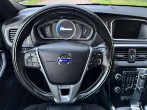 Zils Volvo V40 2015 Alīta, ar dzinēja tilpumu 1.97 L un nobraukumu 235 tūkst. km par 6900 €, foto 27 vietnē AUTOMOTO.COM.LV