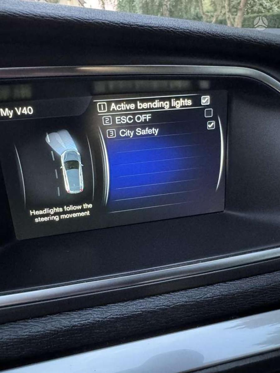 Zils Volvo V40 2015 Alīta, ar dzinēja tilpumu 1.97 L un nobraukumu 235 tūkst. km par 6900 €, foto 36 vietnē AUTOMOTO.COM.LV