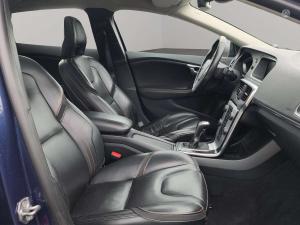 Blue Volvo V40 2015 in Vilnius, with an engine capacity of 2.00 L and mileage of 252 thousand km for 8999 €, photo 9 on AUTOMOTO.COM.LV