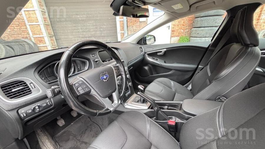 Zils Volvo V40 2015 Rīga, ar dzinēja tilpumu 2.00 L un nobraukumu 206 tūkst. km par 7700 €, foto 9 vietnē AUTOMOTO.COM.LV