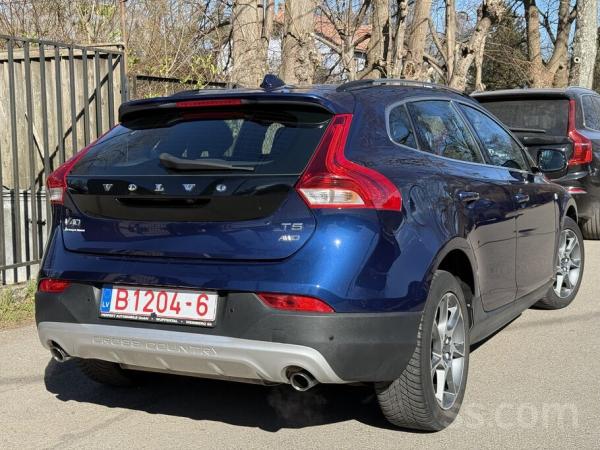 Blue Volvo V40 2015 in Riga, with an engine capacity of 2.00 L and mileage of 0 thousand km for 14500 €, photo 4 on AUTOMOTO.COM.LV