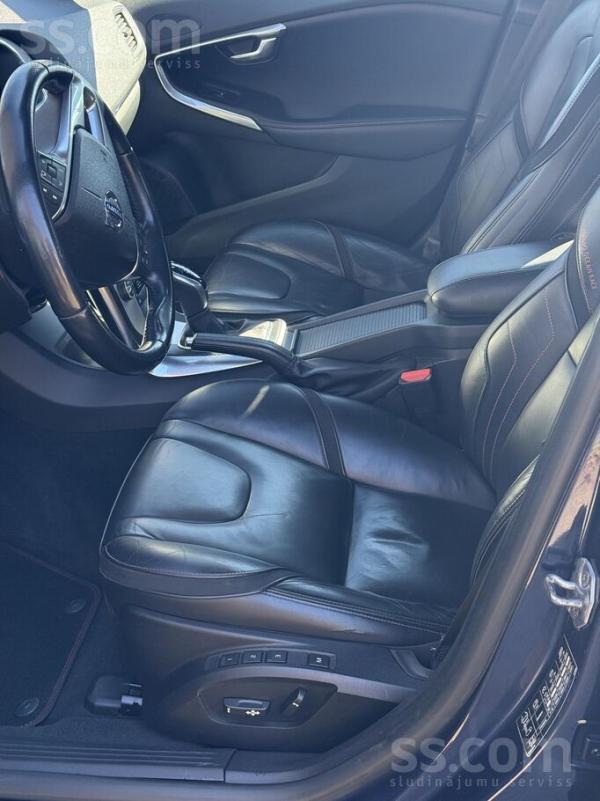 Blue Volvo V40 2015 in Riga, with an engine capacity of 2.00 L and mileage of 0 thousand km for 14500 €, photo 6 on AUTOMOTO.COM.LV