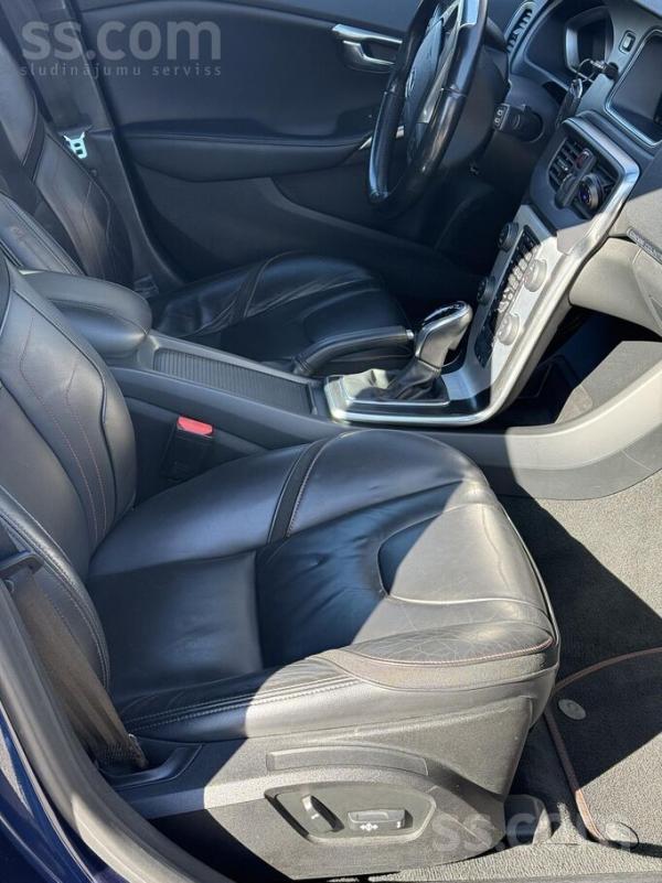 Blue Volvo V40 2015 in Riga, with an engine capacity of 2.00 L and mileage of 0 thousand km for 14500 €, photo 7 on AUTOMOTO.COM.LV