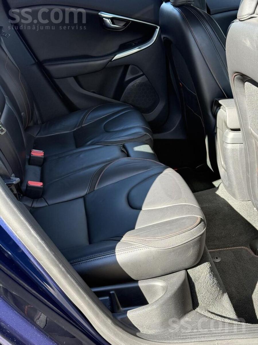 Blue Volvo V40 2015 in Riga, with an engine capacity of 2.00 L and mileage of 0 thousand km for 14500 €, photo 9 on AUTOMOTO.COM.LV