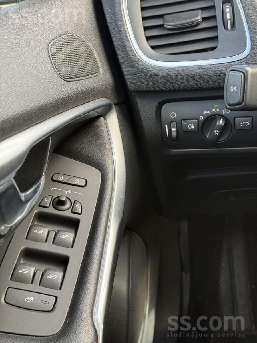 Blue Volvo V40 2015 in Riga, with an engine capacity of 2.00 L and mileage of 0 thousand km for 14500 €, photo 12 on AUTOMOTO.COM.LV